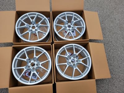 bnib 18x9 with 40 offset Neuspeed rse10 silver in color - AudiWorld Forums